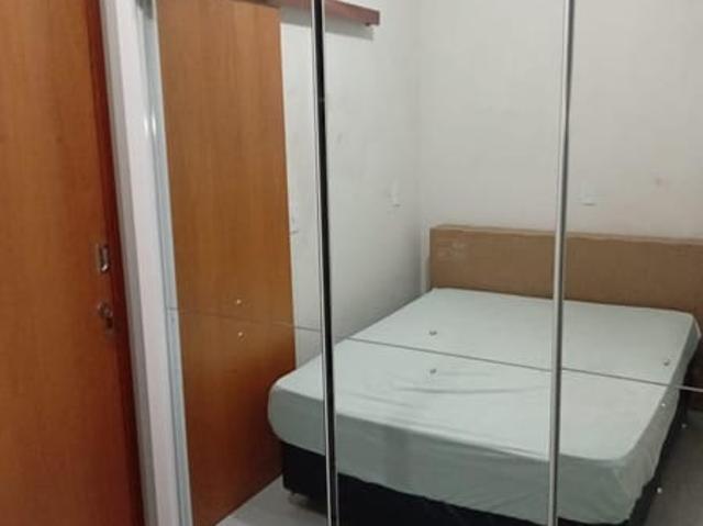 quarto individual com banheiro compartilhado