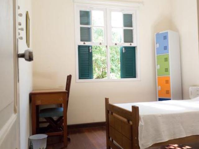 Quarto individual com WC compartilhado