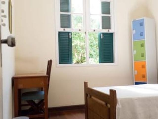Quarto individual com WC compartilhado