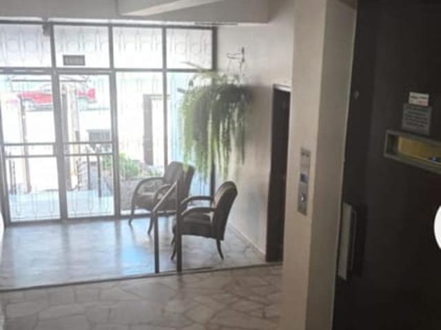 Quarto individual e mobiliado