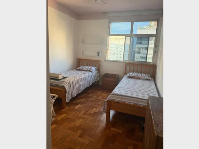 Quarto individual em apartamento de alto padrão