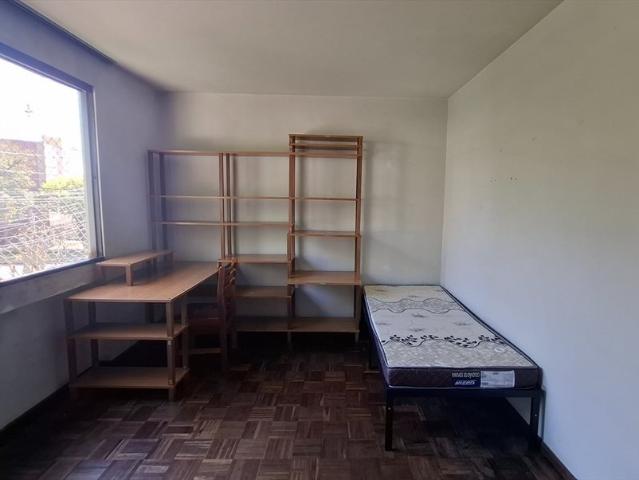 Quarto individual feminino mobiliado