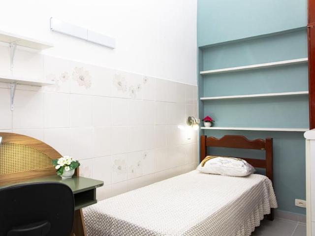 Quarto individual masculino n° 9 / metrô Santa Cruz