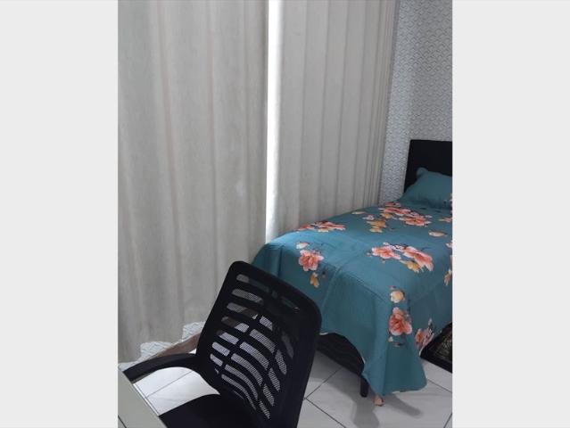 Quarto individual moça estudante Barra