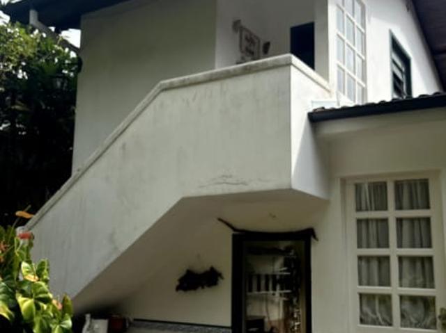 Quarto individual mobiliado com WC privativo
