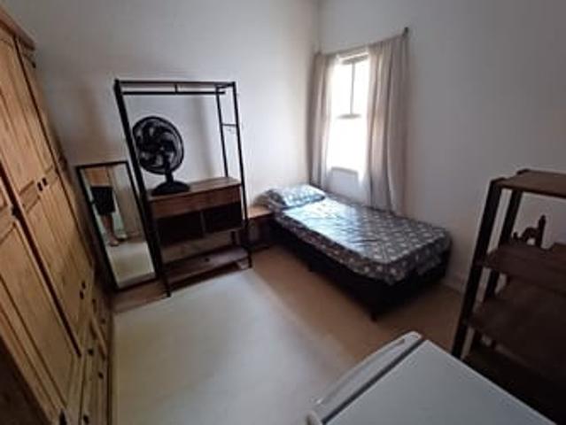 Quarto individual, mobiliado e com FRIGOBAR