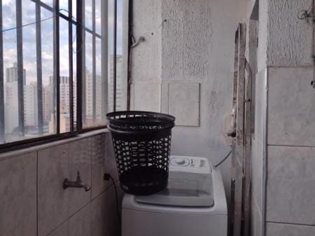 quarto individual no centro com geladeira no quarto.