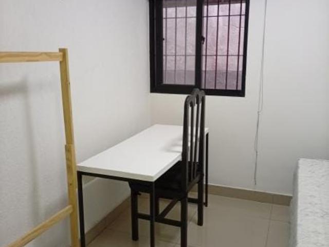 Quarto individual para moça