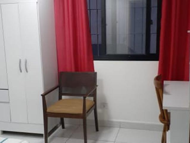 Quarto Individual para moça