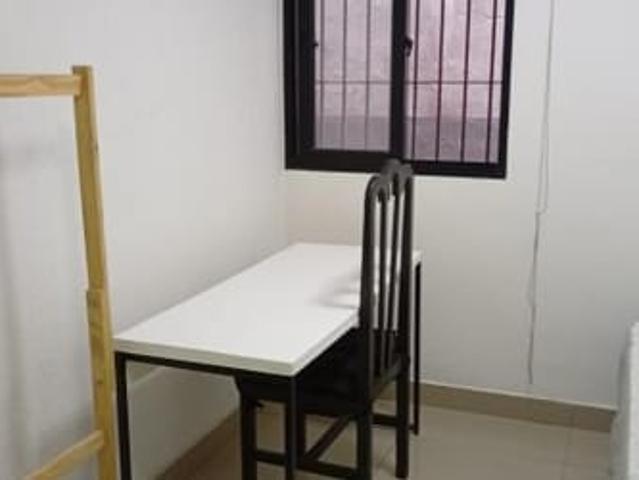 Quarto individual para moça