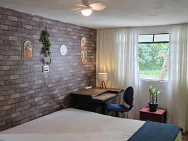 quarto individual simples banheiro compartilhado