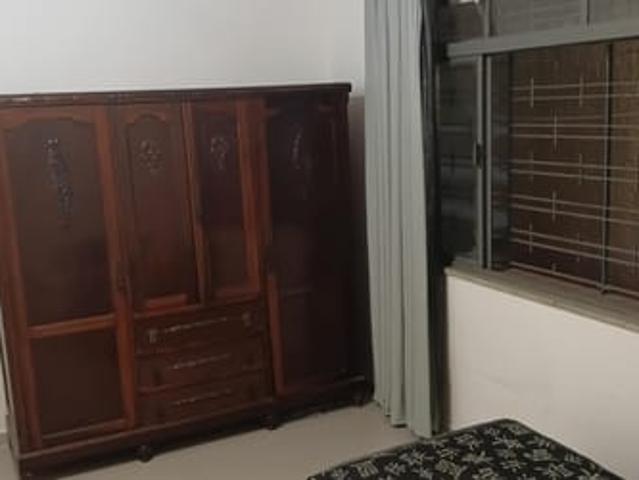Quarto mobiliado com banheiro