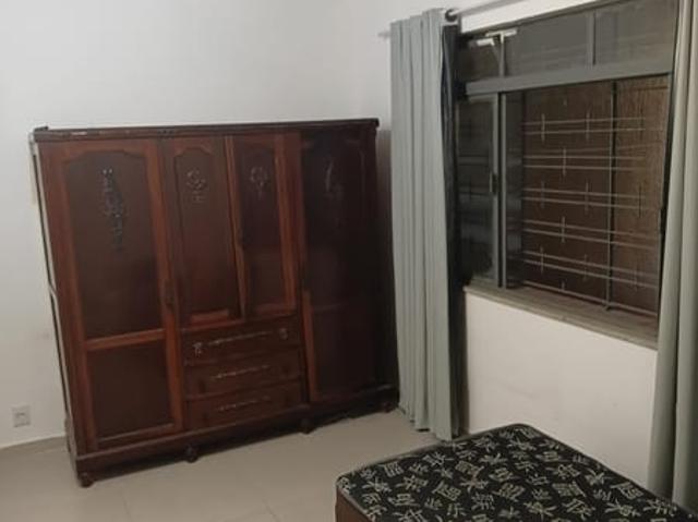 Quarto mobiliado com banheiro
