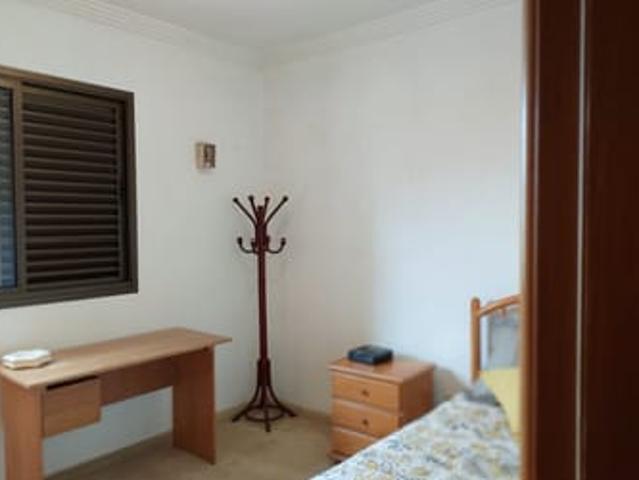 Quarto mobiliado com banheiro compartilhado