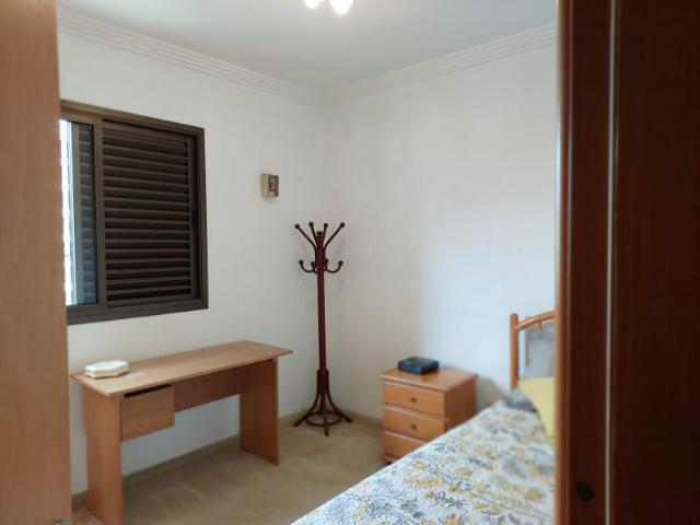 Quarto mobiliado com banheiro compartilhado