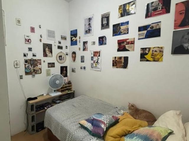 Quarto mobiliado com banheiro privativo