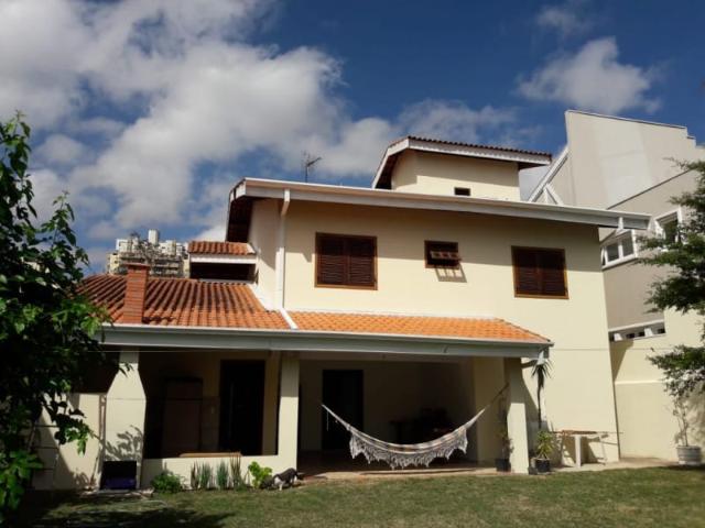 Quarto mobiliado com banheiro privativo no Jardim Aquarius