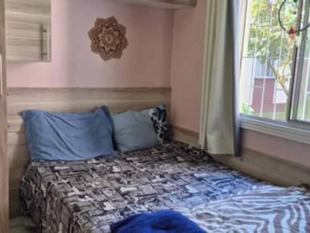 Quarto mobiliado com painel para tv