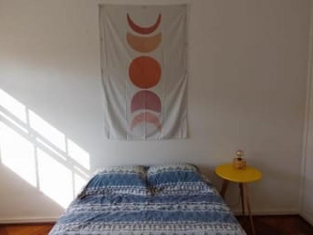 Quarto mobiliado e casa organizada