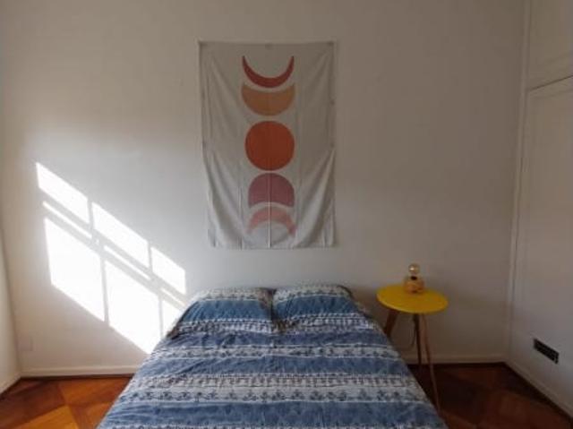 Quarto mobiliado e casa organizada