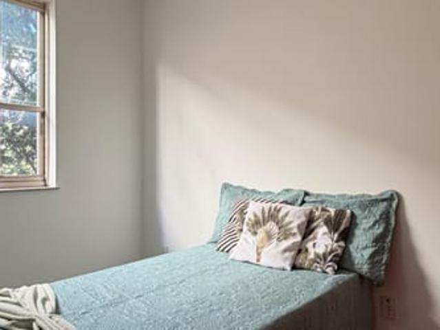 Quarto mobiliado e individual