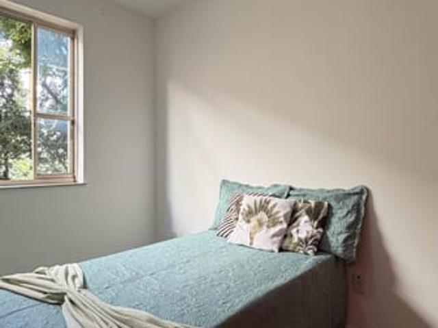 Quarto mobiliado e individual
