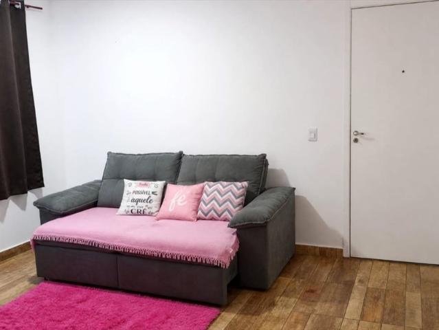 Quarto mobiliado em apartamento compartilhado com casal – Ambiente tranquilo