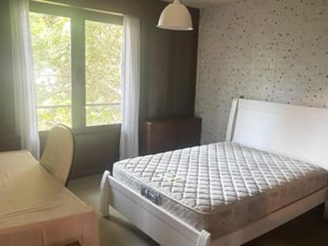 Quarto mobiliado em casa de bairro de alto padrão