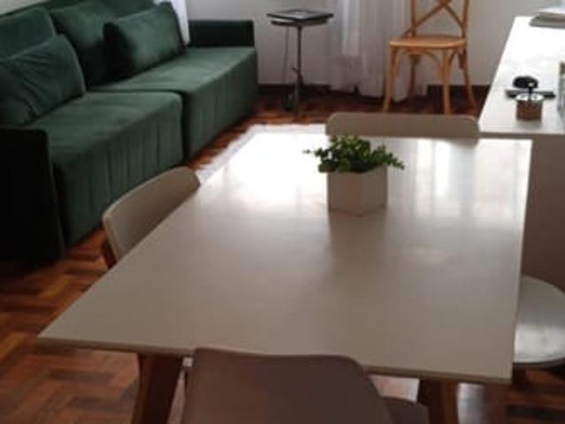 Quarto mobiliado para alugar em apartamento