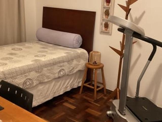 Quarto mobiliado para mulheres