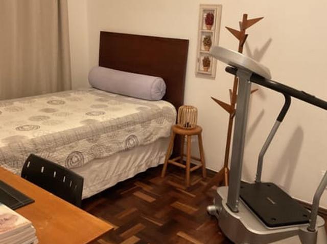 Quarto mobiliado para mulheres