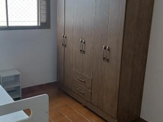 Quarto mobiliado para mulheres no centro