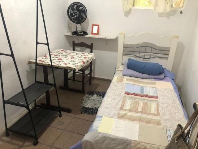 quarto mobiliado somente para mulheres, próximo ao centro