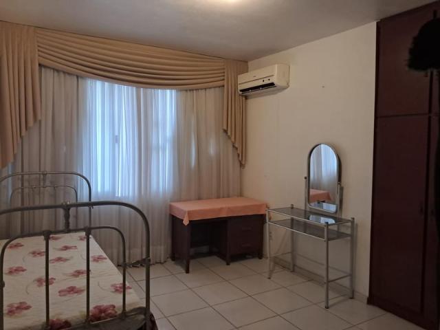Quarto mobliliado com ar condicinaso e banheiro privativo