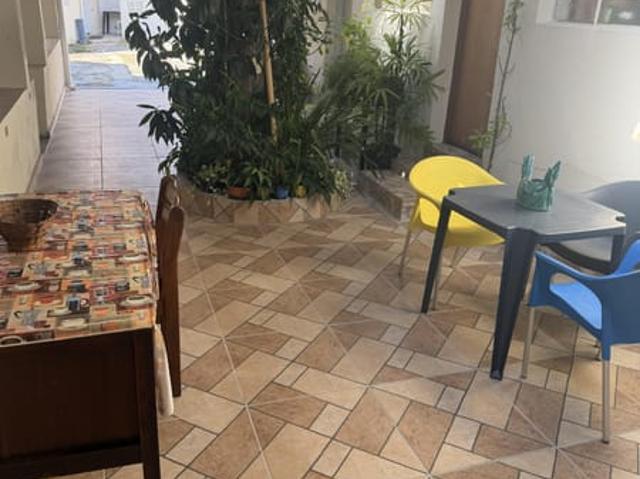 Quarto para executivos com vaga de garagem no centro