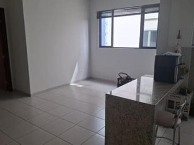 Quarto para moça ao lado do Condor da zona 7 próximo à UEM