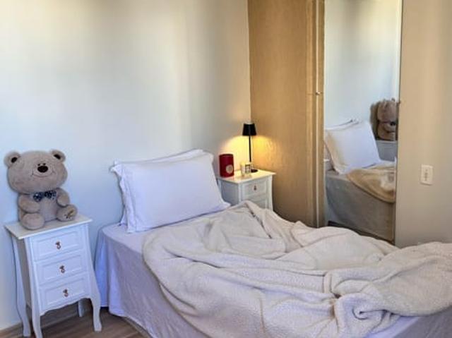 Quarto para mulher em apartamento mobiliado