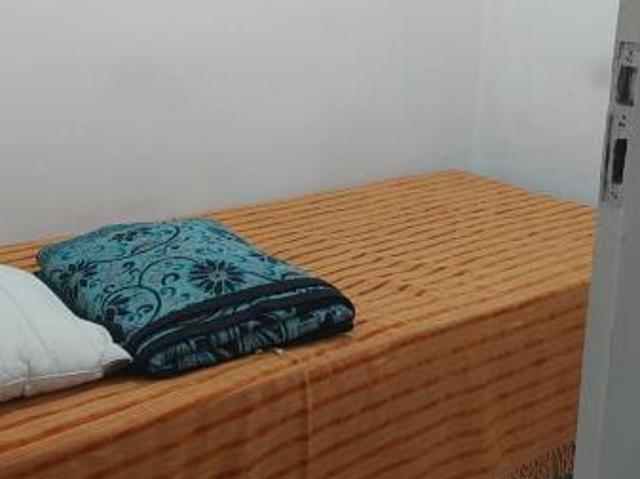quarto pequeno com banheiro privado