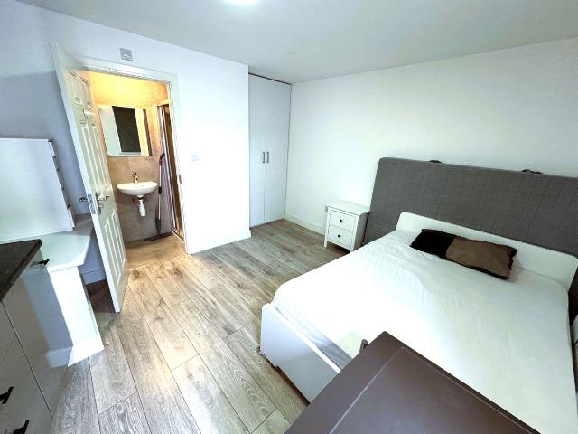 Quebec Road, Ilford IG2, Studio to rent, £1,000 pcm | PrimeLocation
