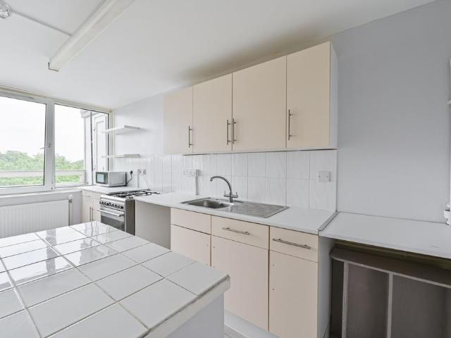 Quedgeley Court, Ebley Close, London 3 bed apartment to rent £2,450 pcm £565 pw