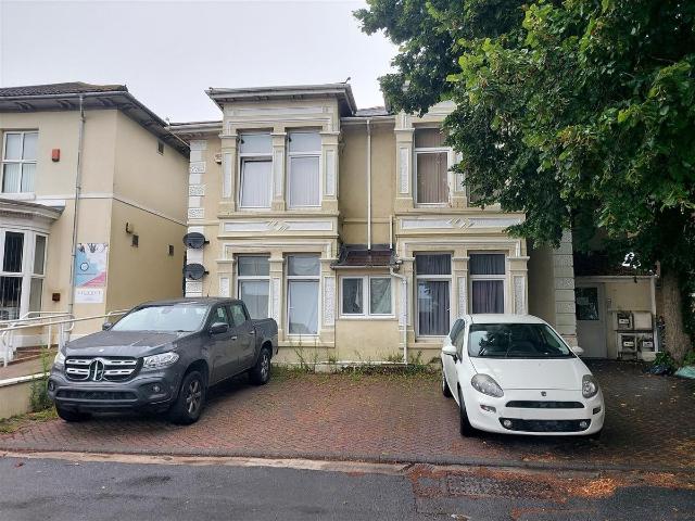 Queen Victoria Road, Llanelli SA15, 2 bed flat to rent, £695 pcm | PrimeLocation