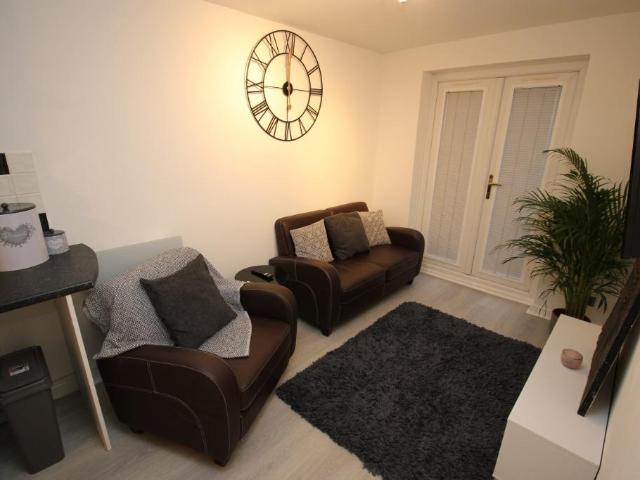 Queen Alexandra Road, High Wycombe, HP11 1 bed flat to rent £1,000 pcm £231 pw