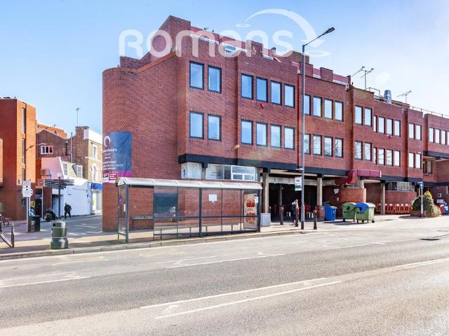 Queen Annes Court, Peascod Street. 3 bed flat to rent £1,650 pcm £381 pw