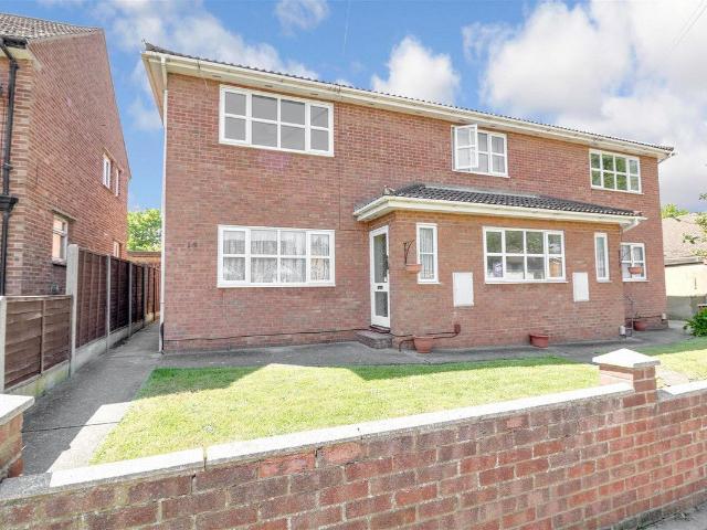 Queen Annes Drive, Westcliff On Sea SS0, 2 bed flat to rent, £1,350 pcm | PrimeLocation