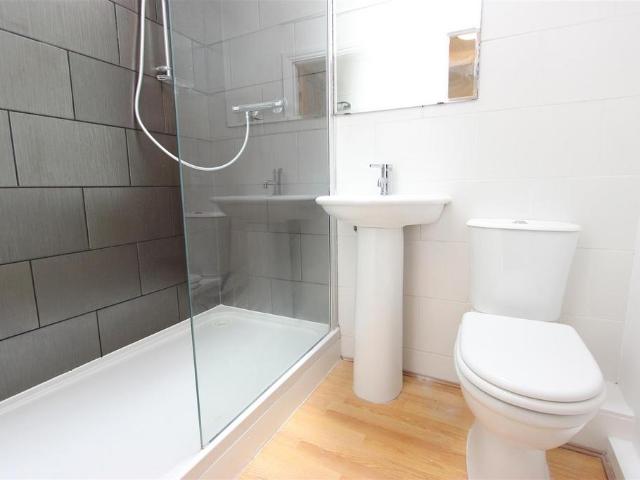 Queen Annes Place, Enfield, EN1 2 bed flat to rent £1,600 pcm £369 pw
