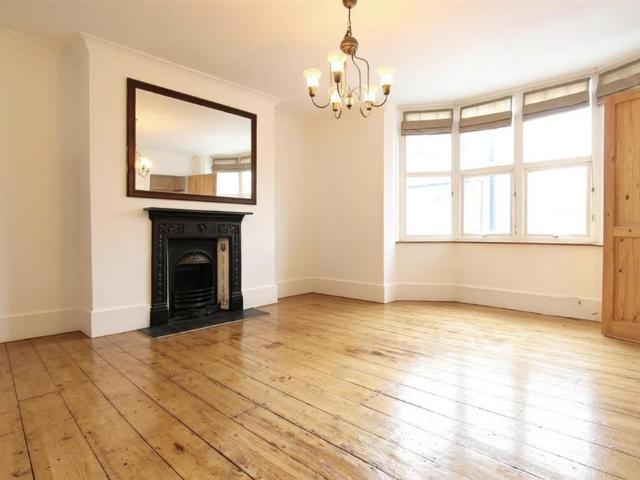 Queen Annes Place, Enfield, EN1 2 bed flat to rent £1,600 pcm £369 pw