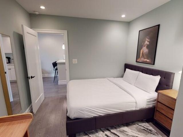 Queen bedroom in 2 bed/1 bath home in East Village #558 A