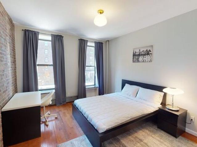 Queen bedroom in 2 bed/1 bath home in East Harlem #581 A