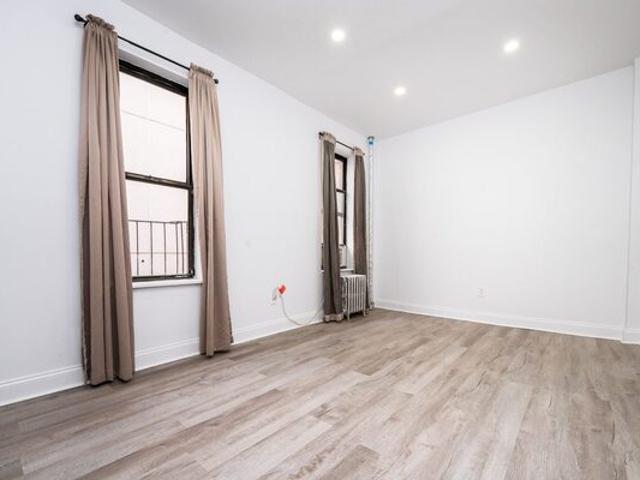 Queen bedroom in 2 bed/1 bath home in East Harlem #703 B