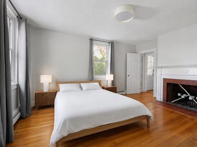 Queen bedroom in 2 bed/1 bath home in Newton Corner #775 A